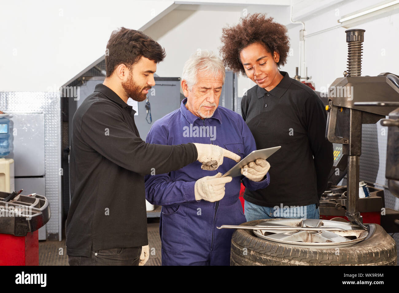 Team mechanic teamwork hi-res stock photography and images - Alamy