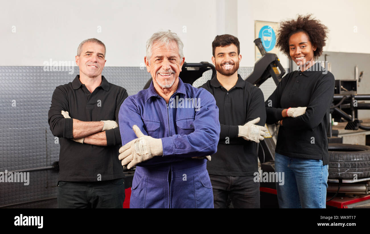 Mechanic workshop car hi-res stock photography and images - Alamy