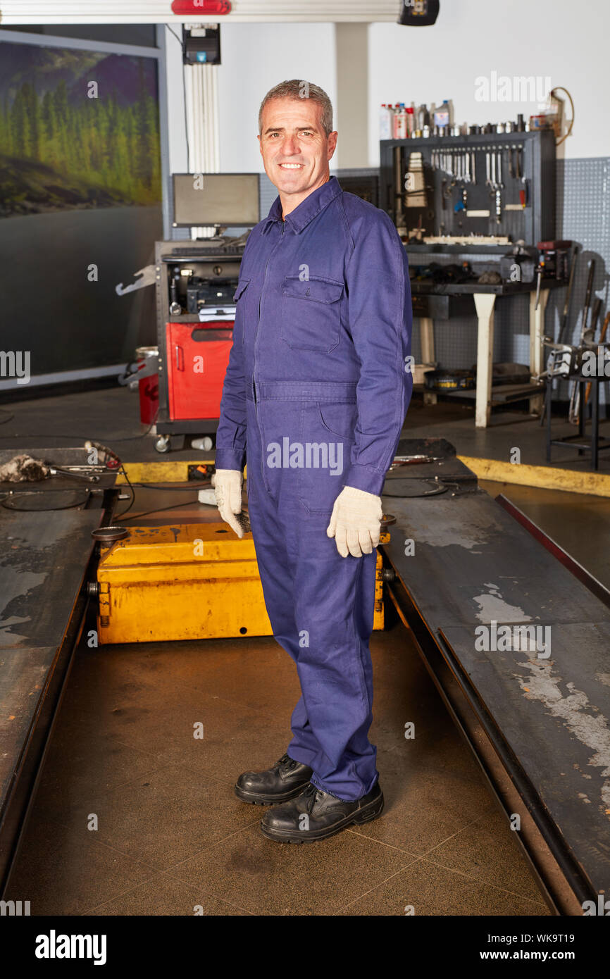 Mechanically lift hi-res stock photography and images - Alamy