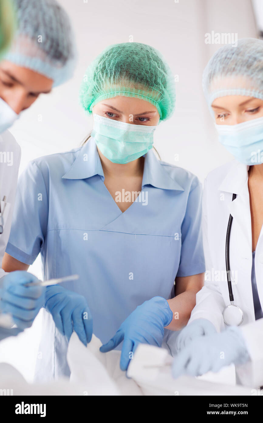 young group of doctors doing operation Stock Photo - Alamy