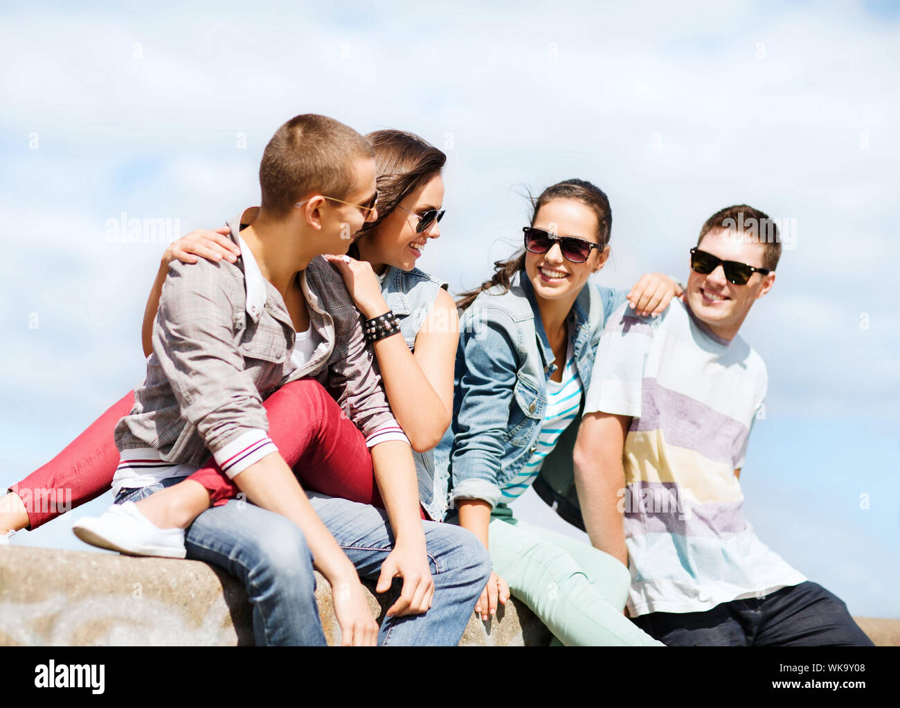 group of teenagers hanging out Stock Photo - Alamy