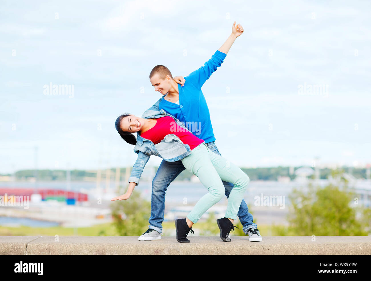 Teenagers dancing outside hi-res stock photography and images - Alamy