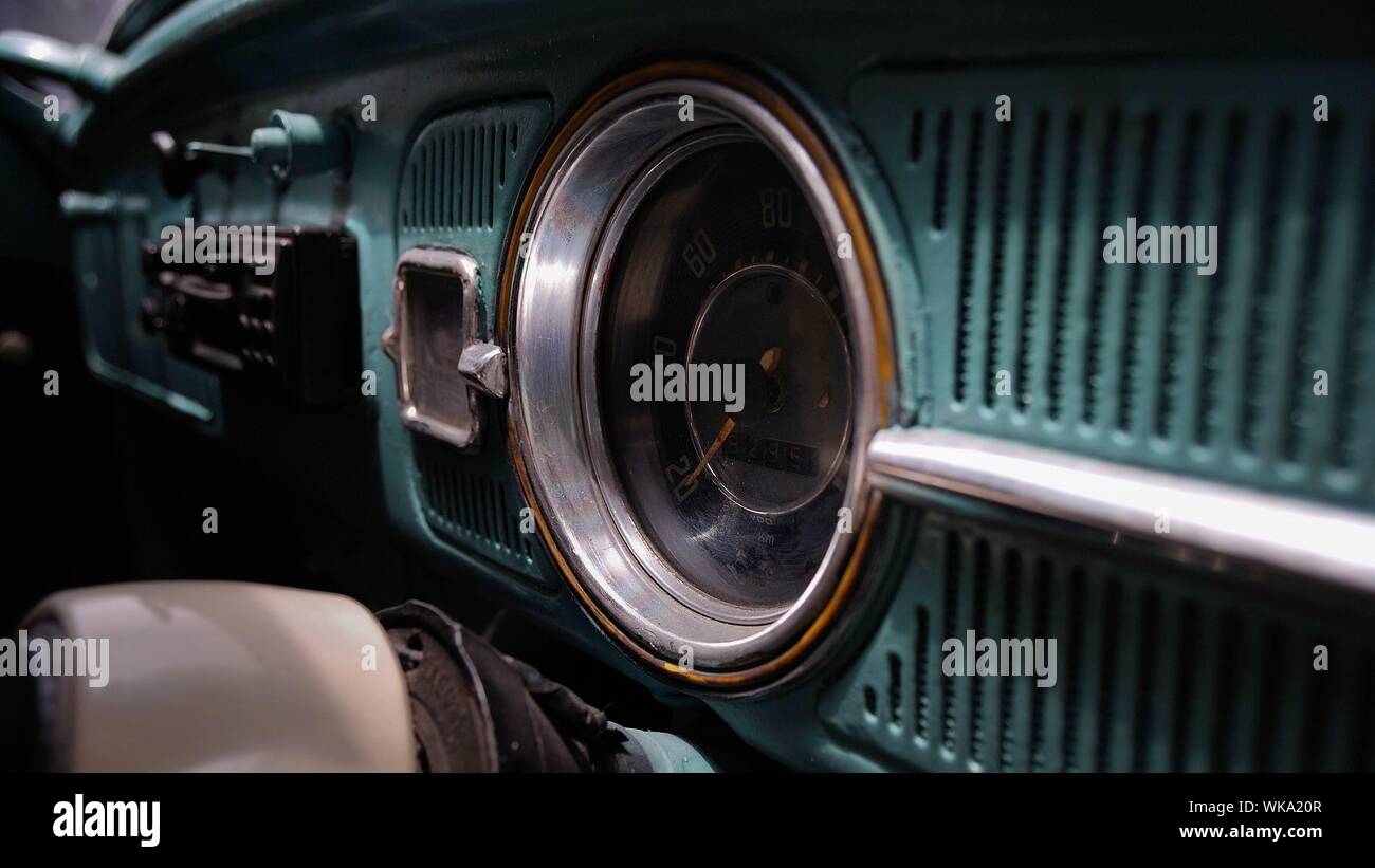 Vintage car speedometer hi-res stock photography and images - Alamy