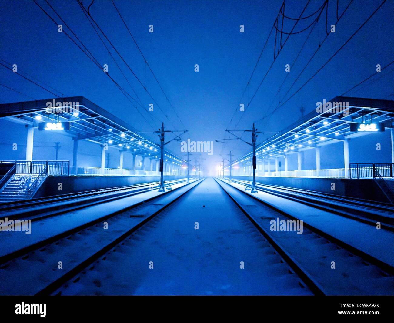 Empty railroad station night architecture hi-res stock photography and ... Empty railroad station night architecture hi-res stock photography and ...
