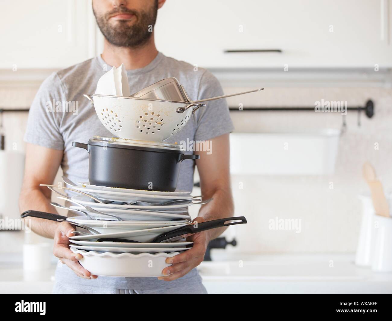 Man washing up dishes hi-res stock photography and images - Alamy