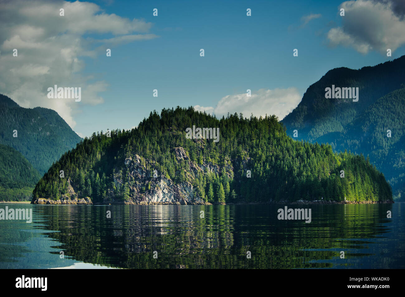 Lake cliff hi-res stock photography and images - Alamy