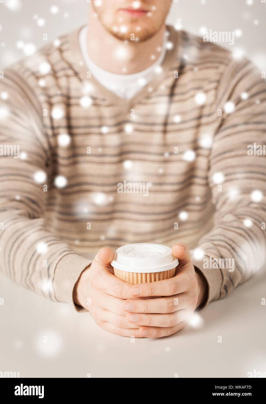 Hand holding paper cup hi-res stock photography and images - Alamy