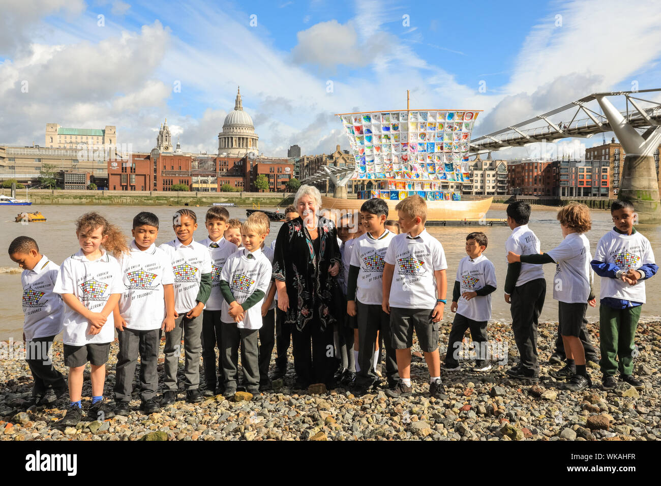 Modern ark 60 hi-res stock photography and images - Alamy