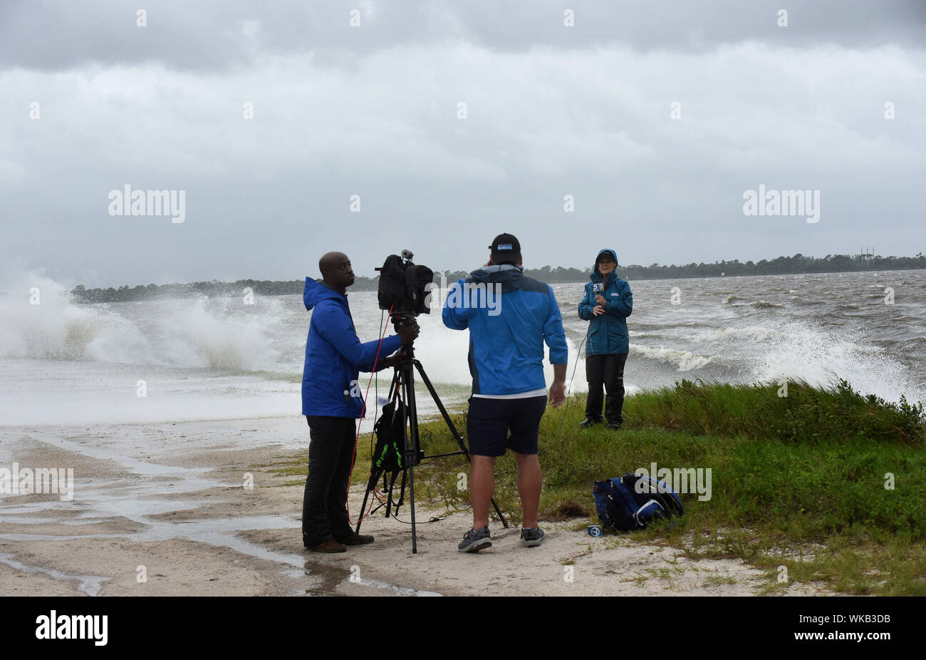 Tv crew hurricane hi-res stock photography and images - Alamy