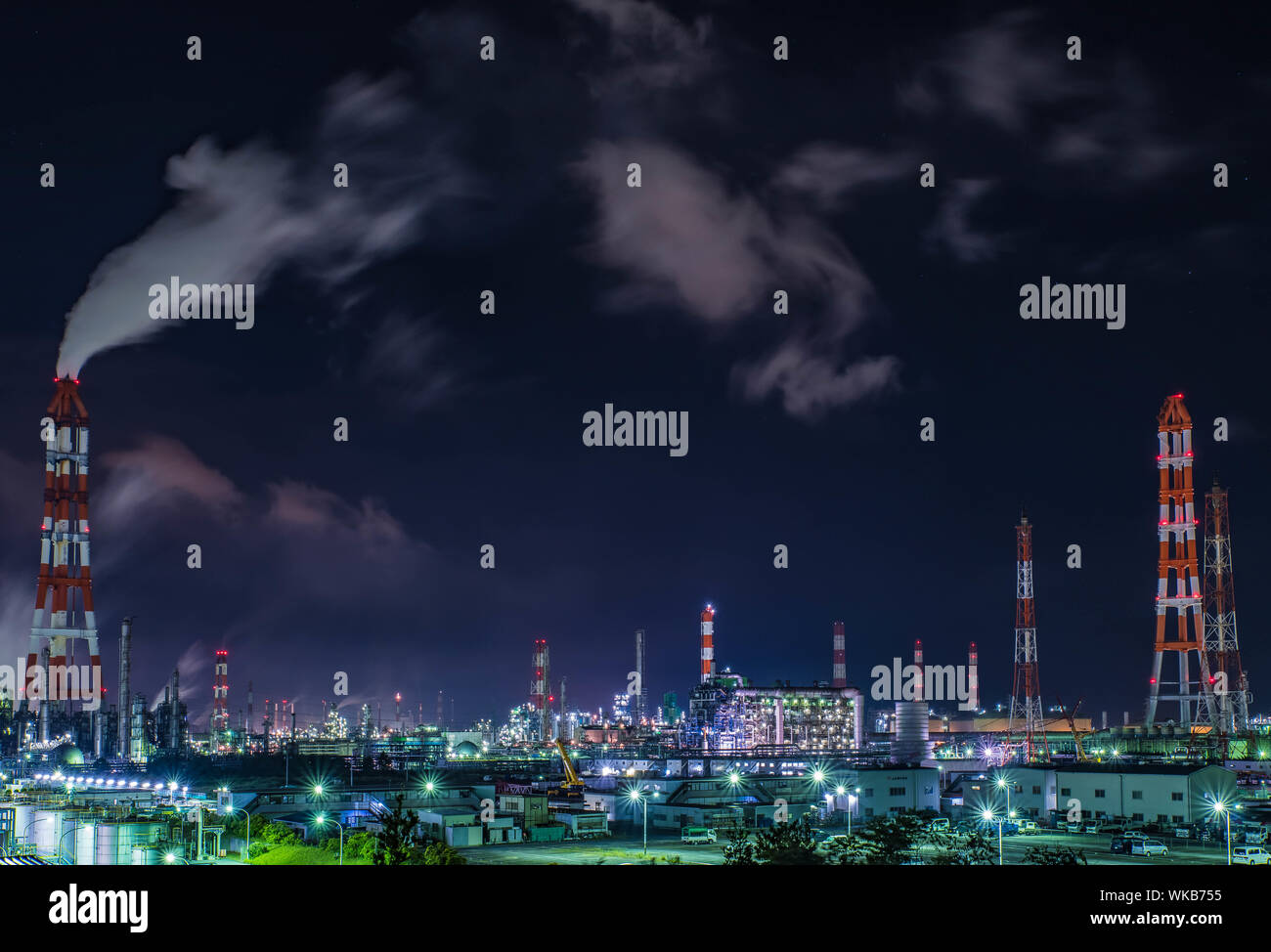 Refinery night hi-res stock photography and images - Alamy