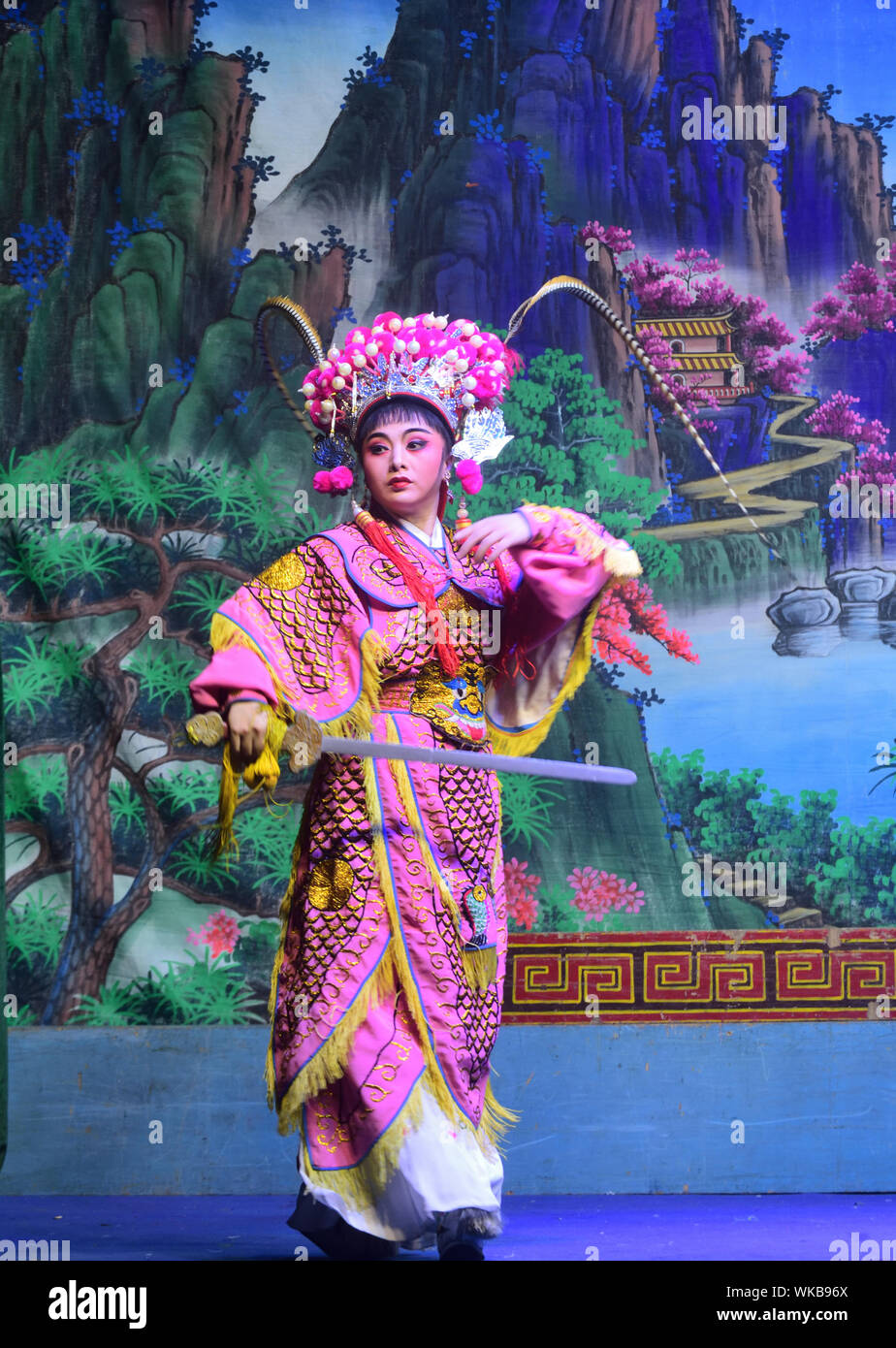 Traditional chinese headdress hi-res stock photography and images - Alamy