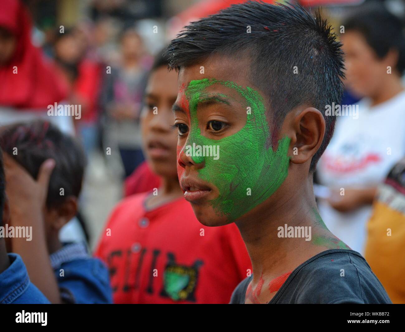 Green face paint hi-res stock photography and images - Alamy