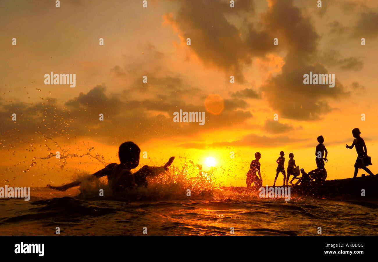 Silhouette of kids playing in beach hi-res stock photography and images ...
