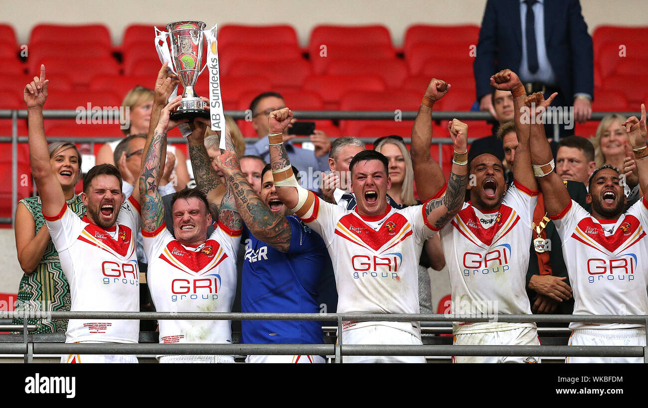 Sheffield Eagles celebrate winning the 1895 Cup Final at Wembley ...