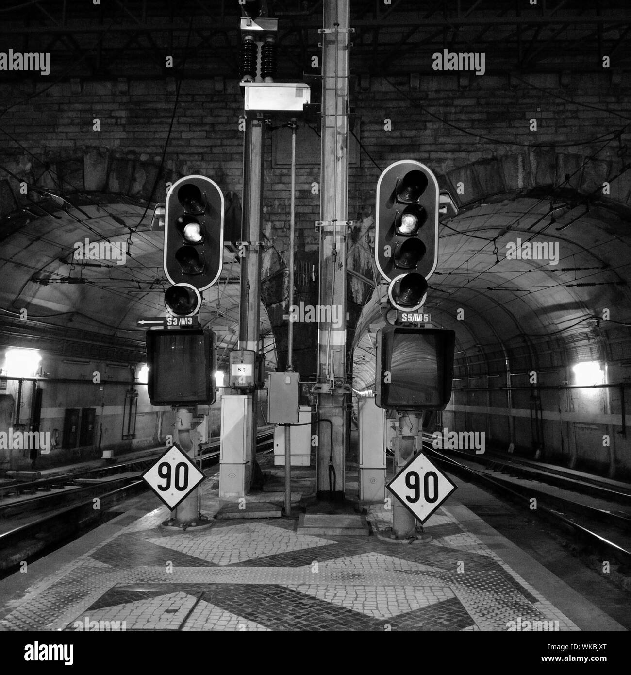 Tunnel signal hi-res stock photography and images - Alamy