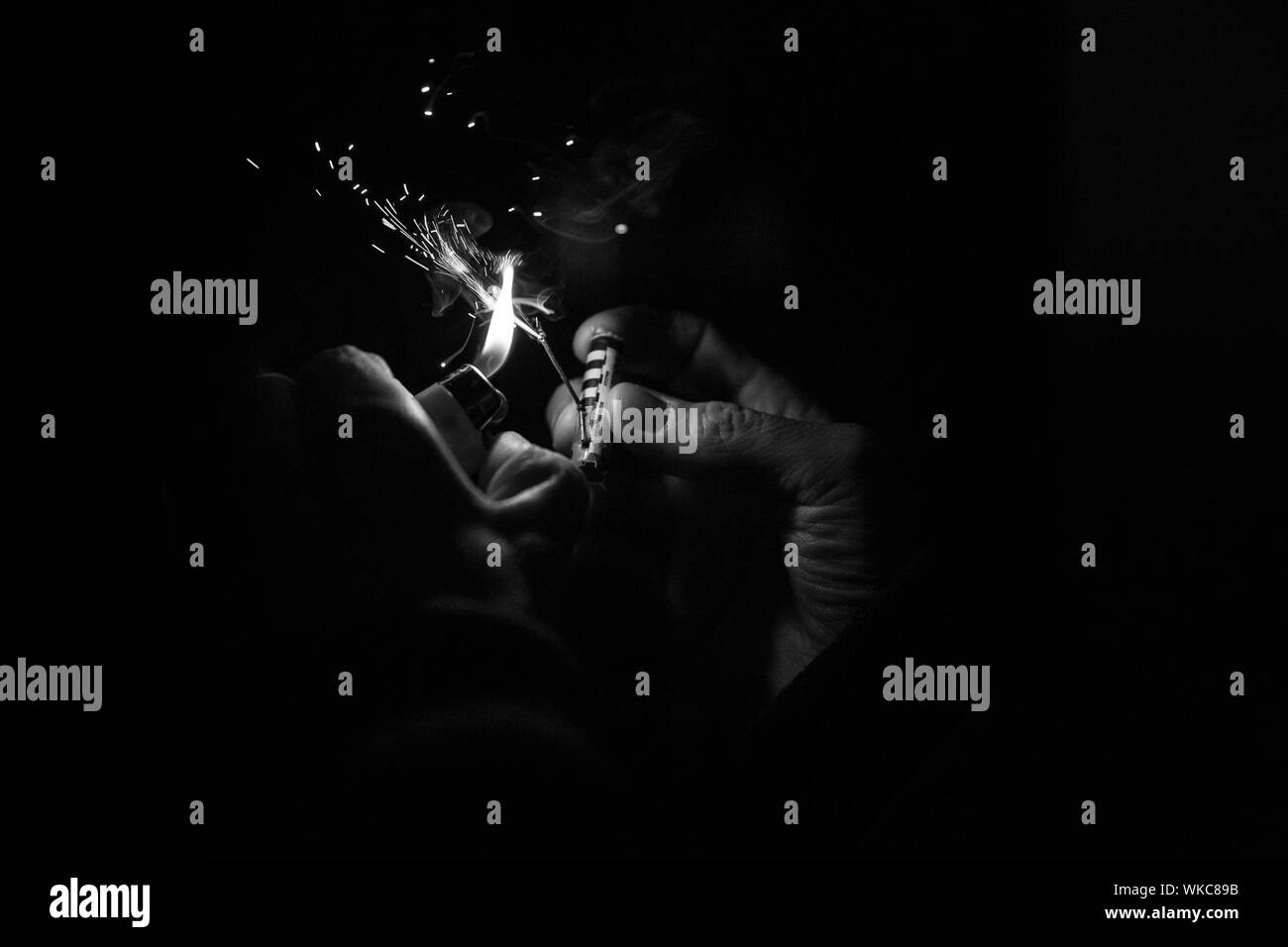 Man hand holding cracker hi-res stock photography and images - Alamy