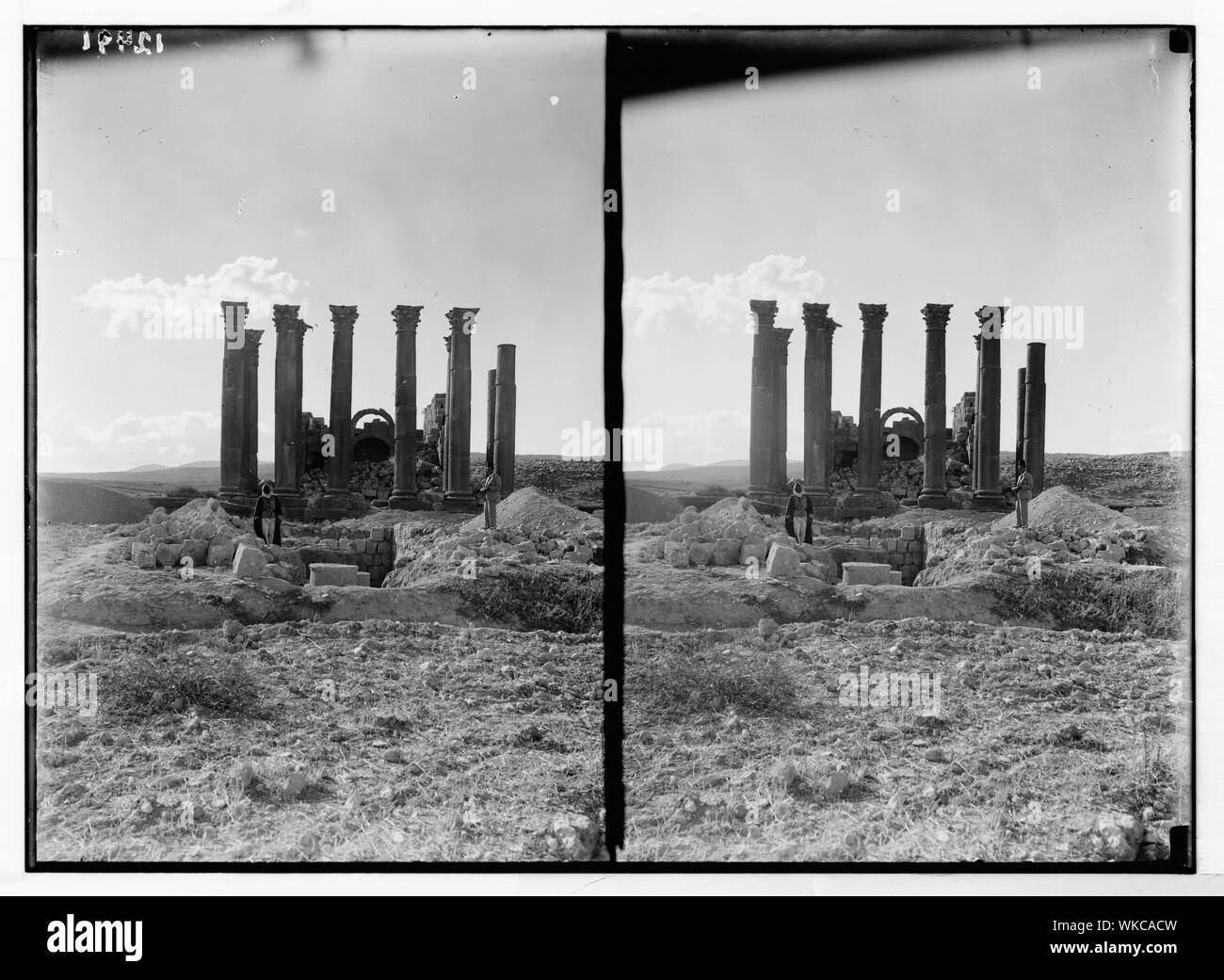 Jerash & pillars of Artemis Stock Photo - Alamy