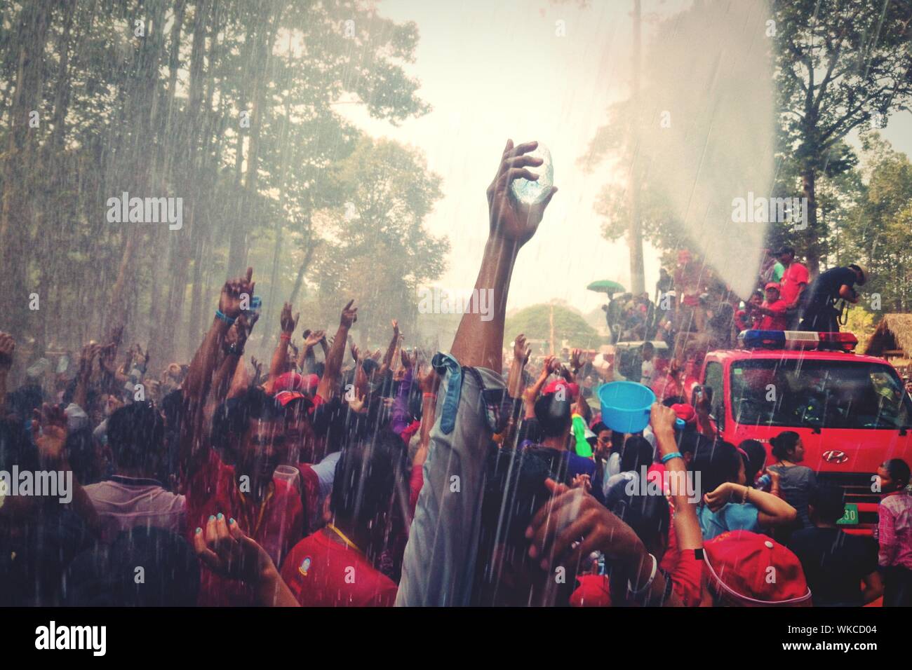 Group in rain hi-res stock photography and images - Alamy