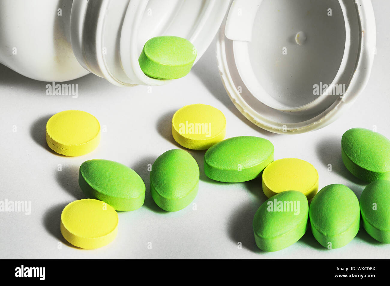 Different colored pills hi-res stock photography and images - Alamy