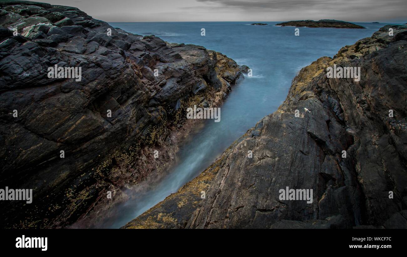 Water flowing over cliff hi-res stock photography and images - Alamy