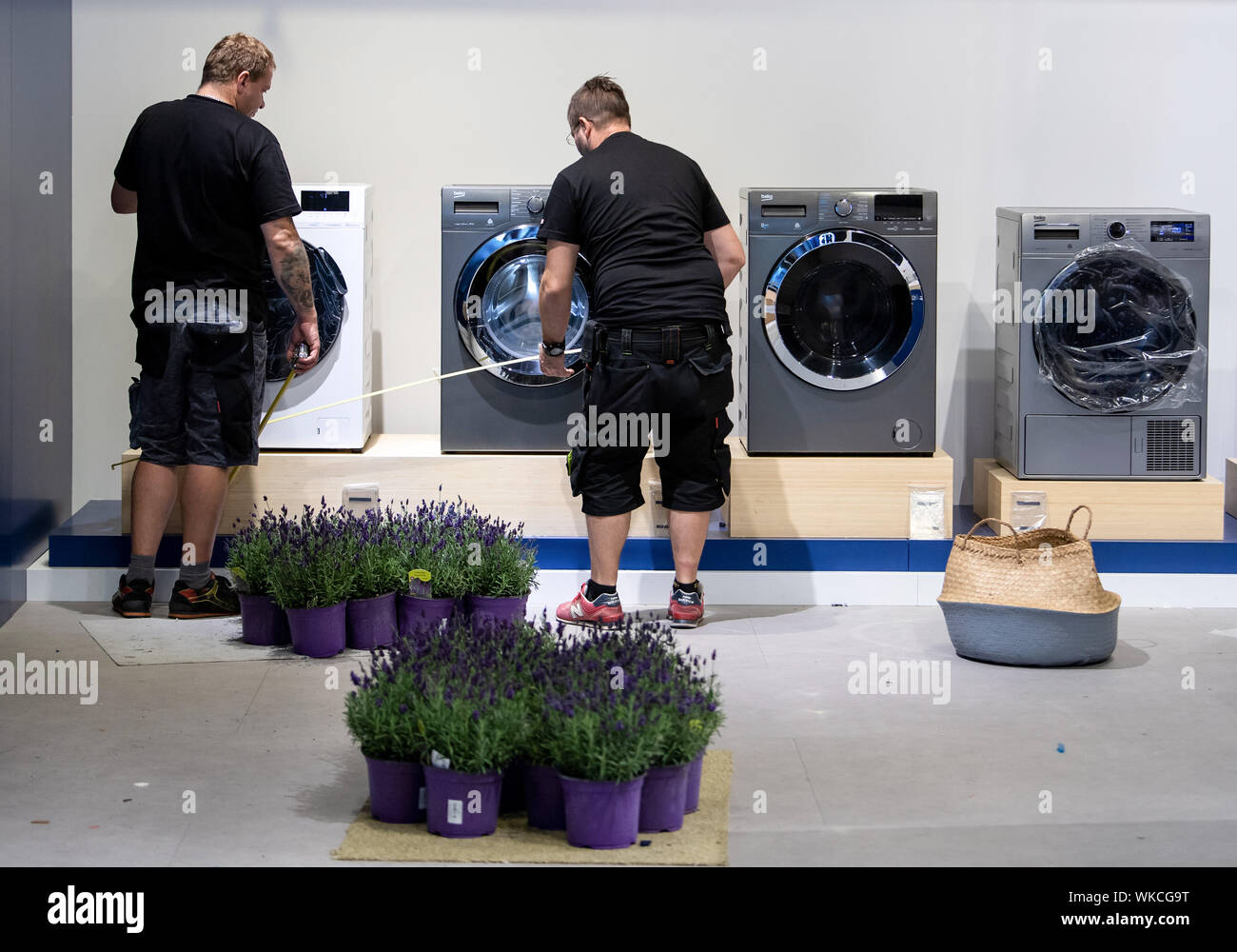 Builders washing hi-res stock photography and images - Alamy