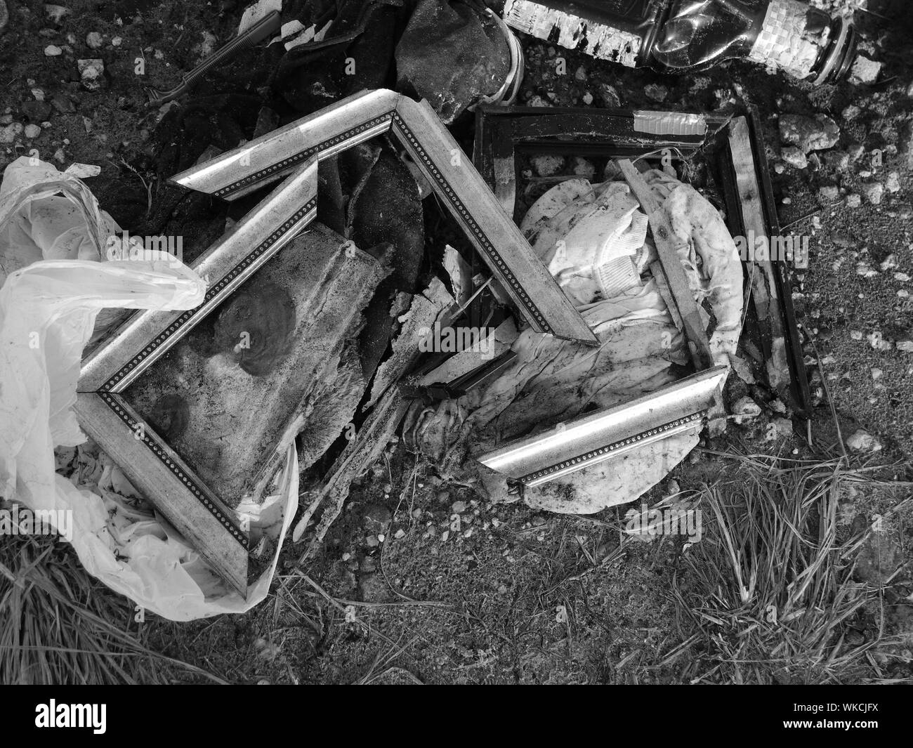 Broken frame hi-res stock photography and images - Alamy