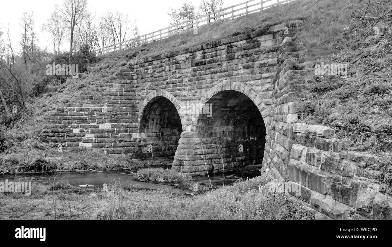 Old arch bridge hi-res stock photography and images - Alamy