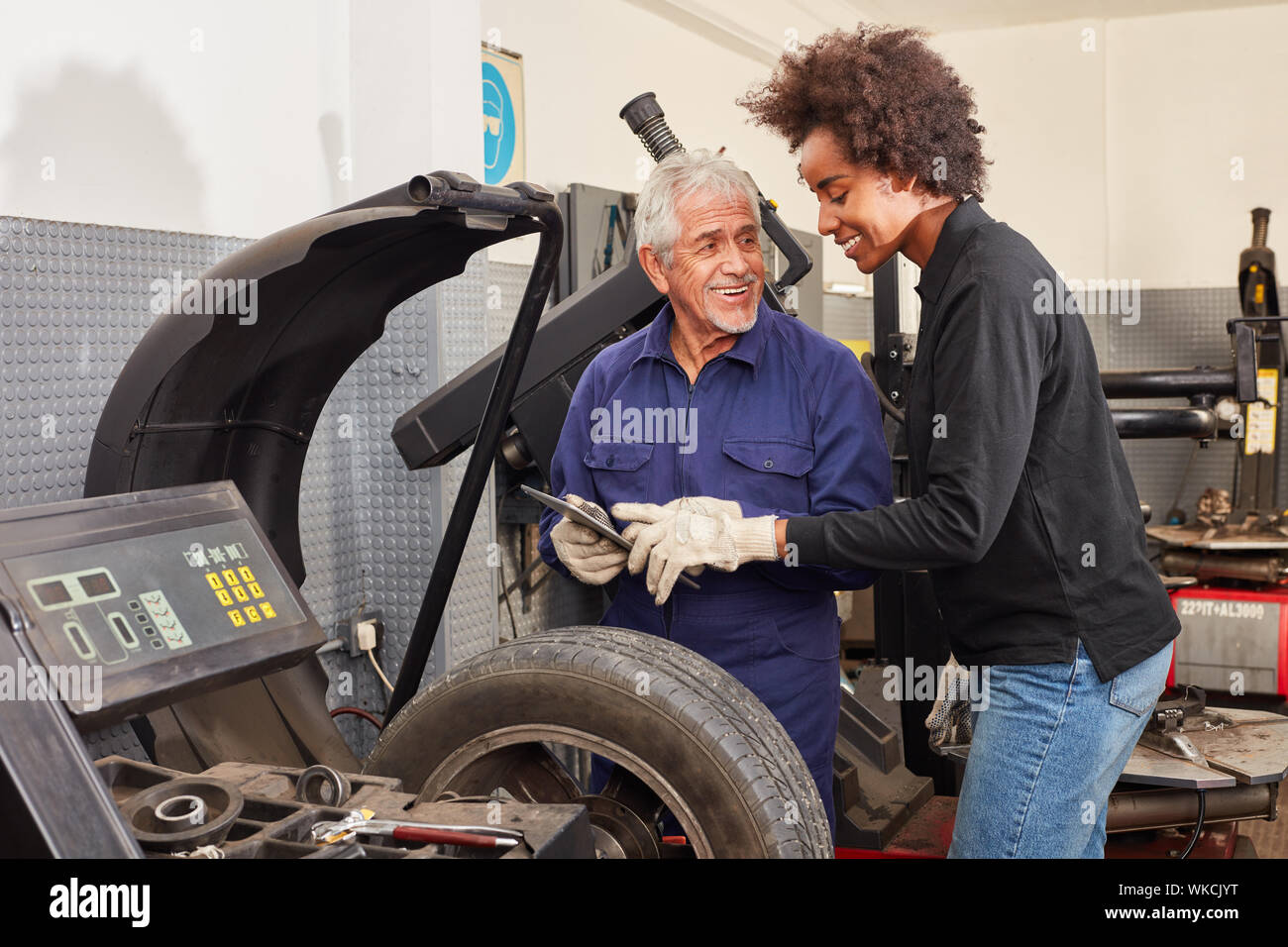 Car assembly shop hi-res stock photography and images - Alamy