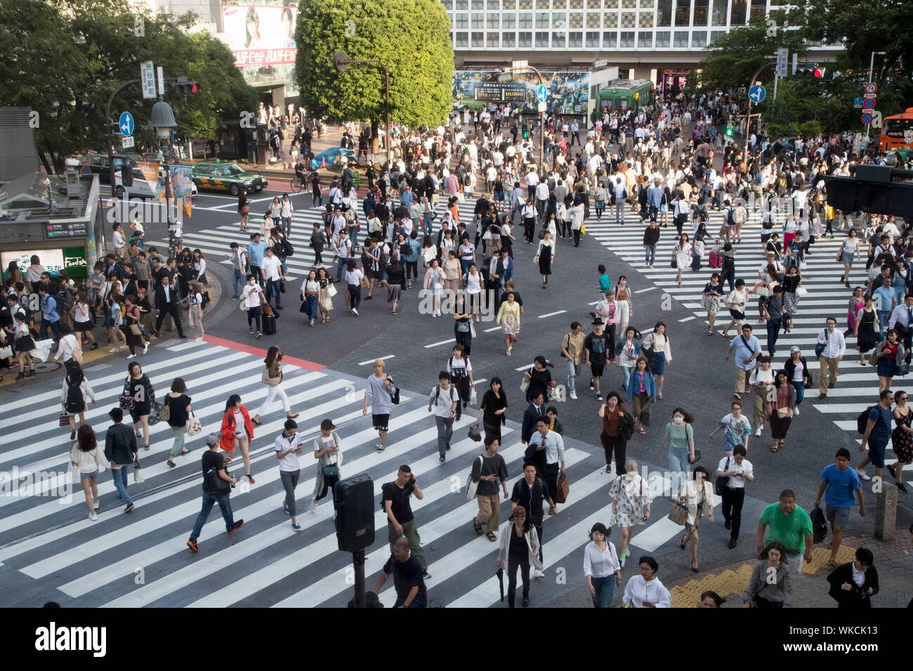 Carrefour hachiko hi-res stock photography and images - Alamy