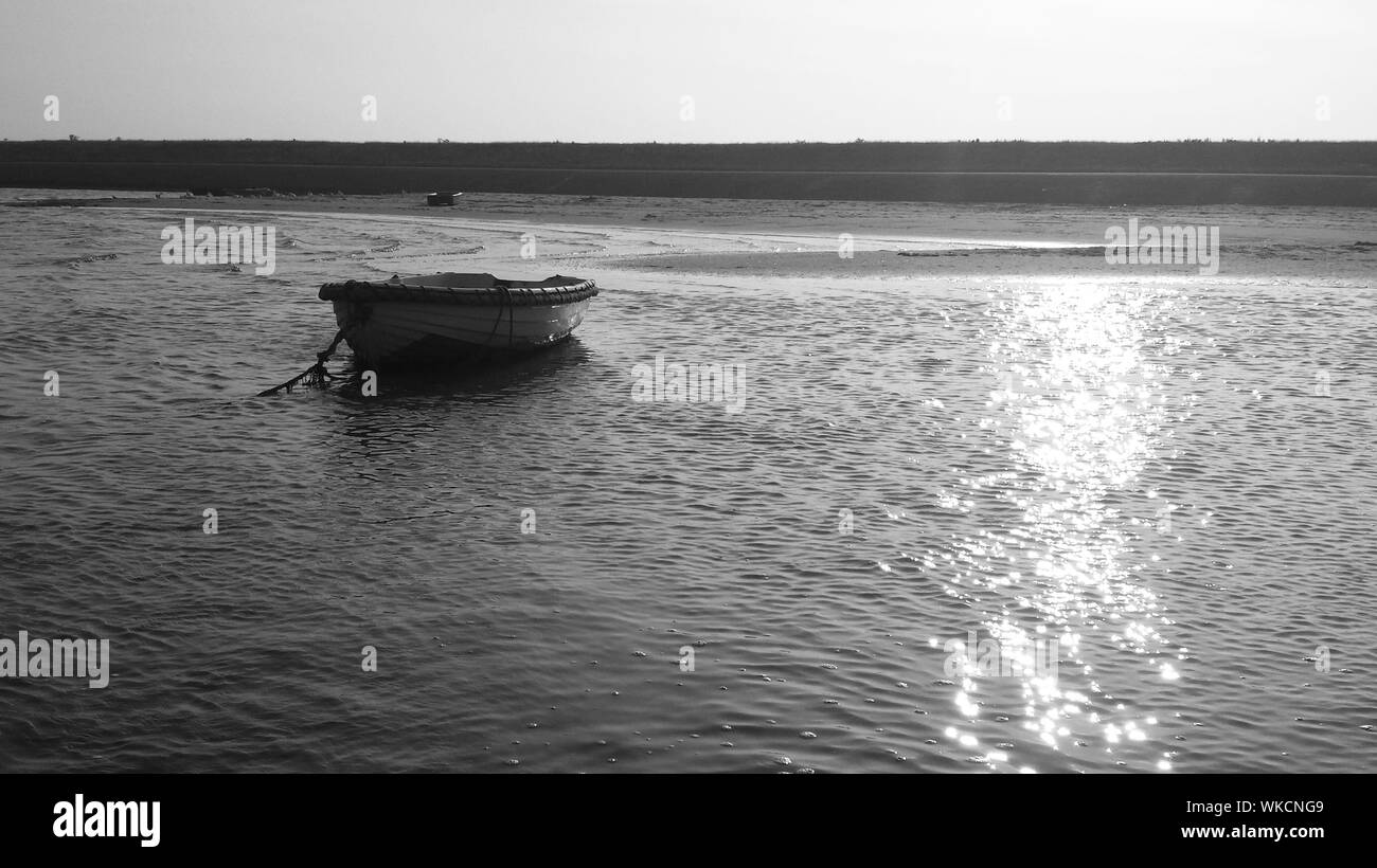 Row boat shore hi-res stock photography and images - Alamy