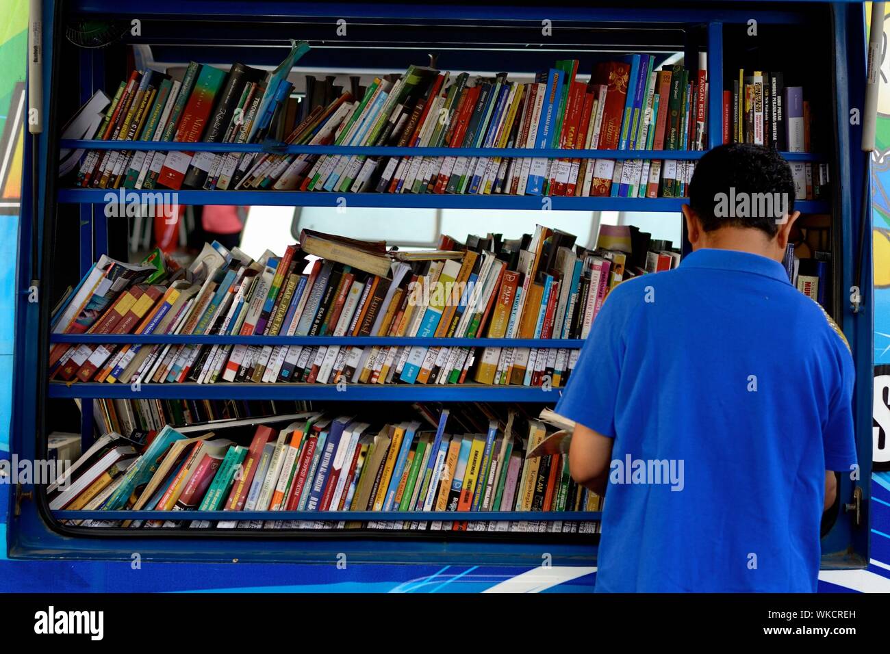 Knowledge library man hi-res stock photography and images - Alamy