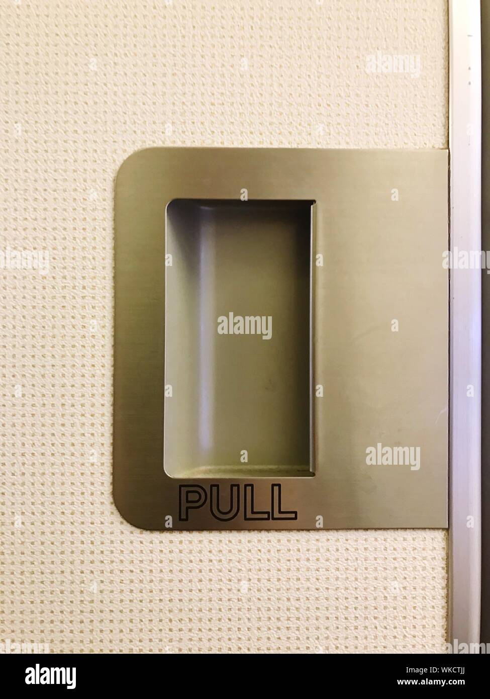 Pull door hi-res stock photography and images - Alamy