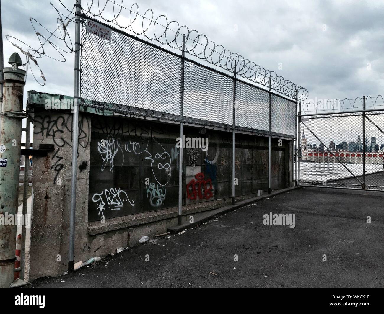 Metal fence graffiti art hi-res stock photography and images - Alamy