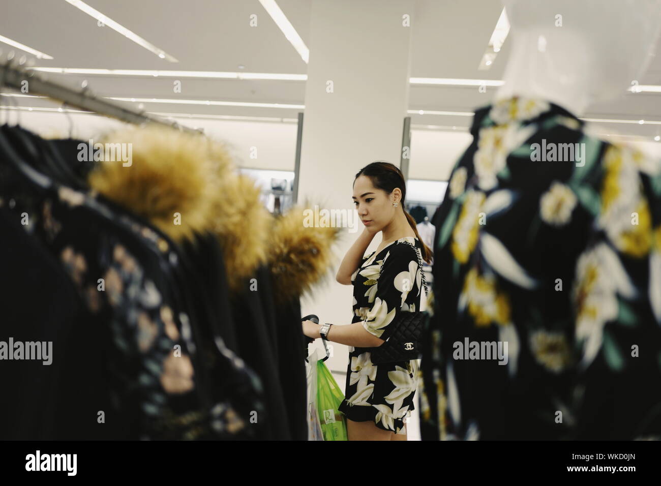 Woman store clothes hi-res stock photography and images - Alamy