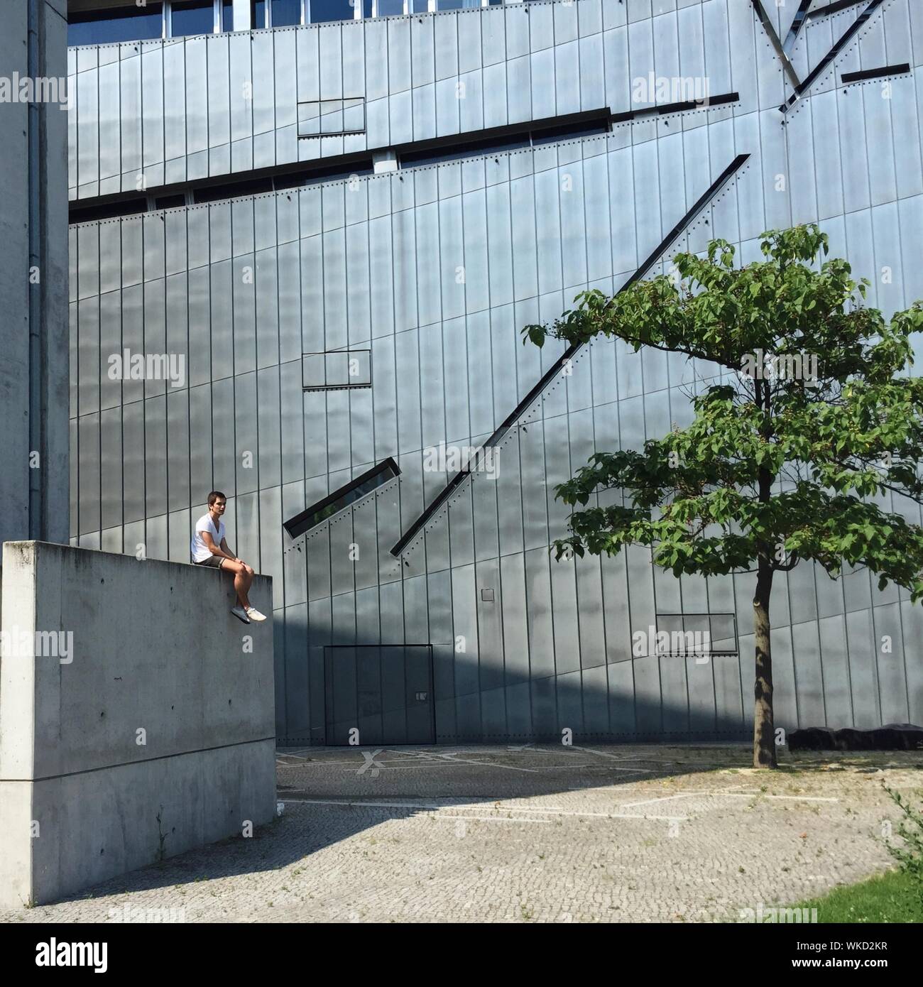 Building front wall hi-res stock photography and images - Alamy