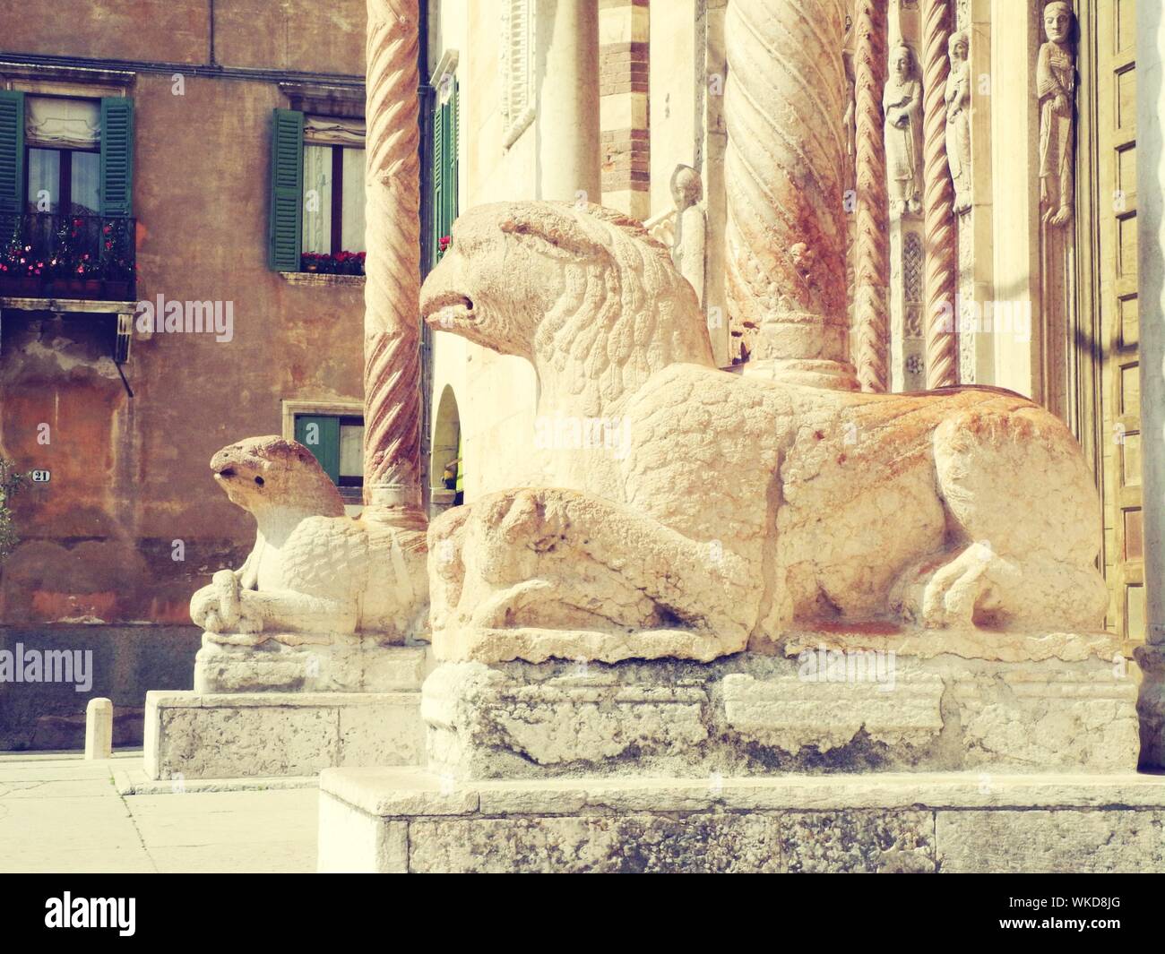 Old statues hi-res stock photography and images - Alamy