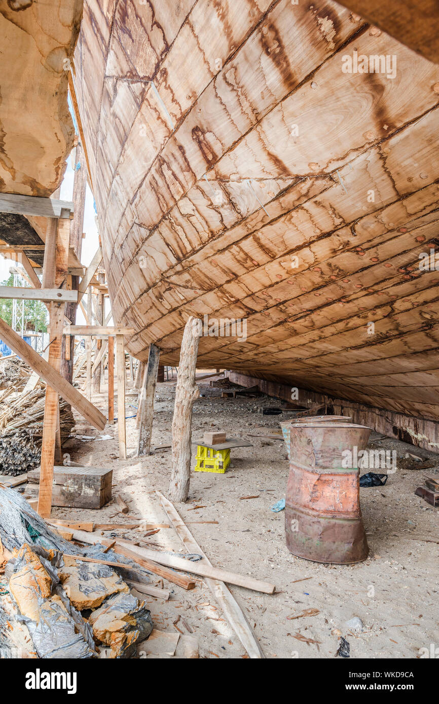 Traditional handiwork shipbuilding Sur Oman Stock Photo - Alamy