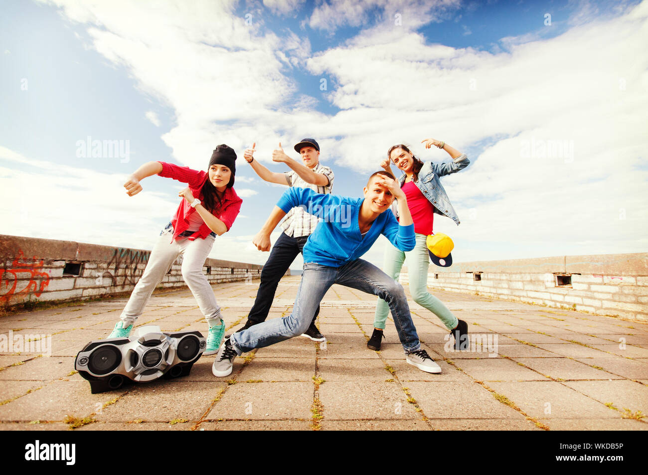 Men break dancing teenagers breakdancing hi-res stock photography and ...