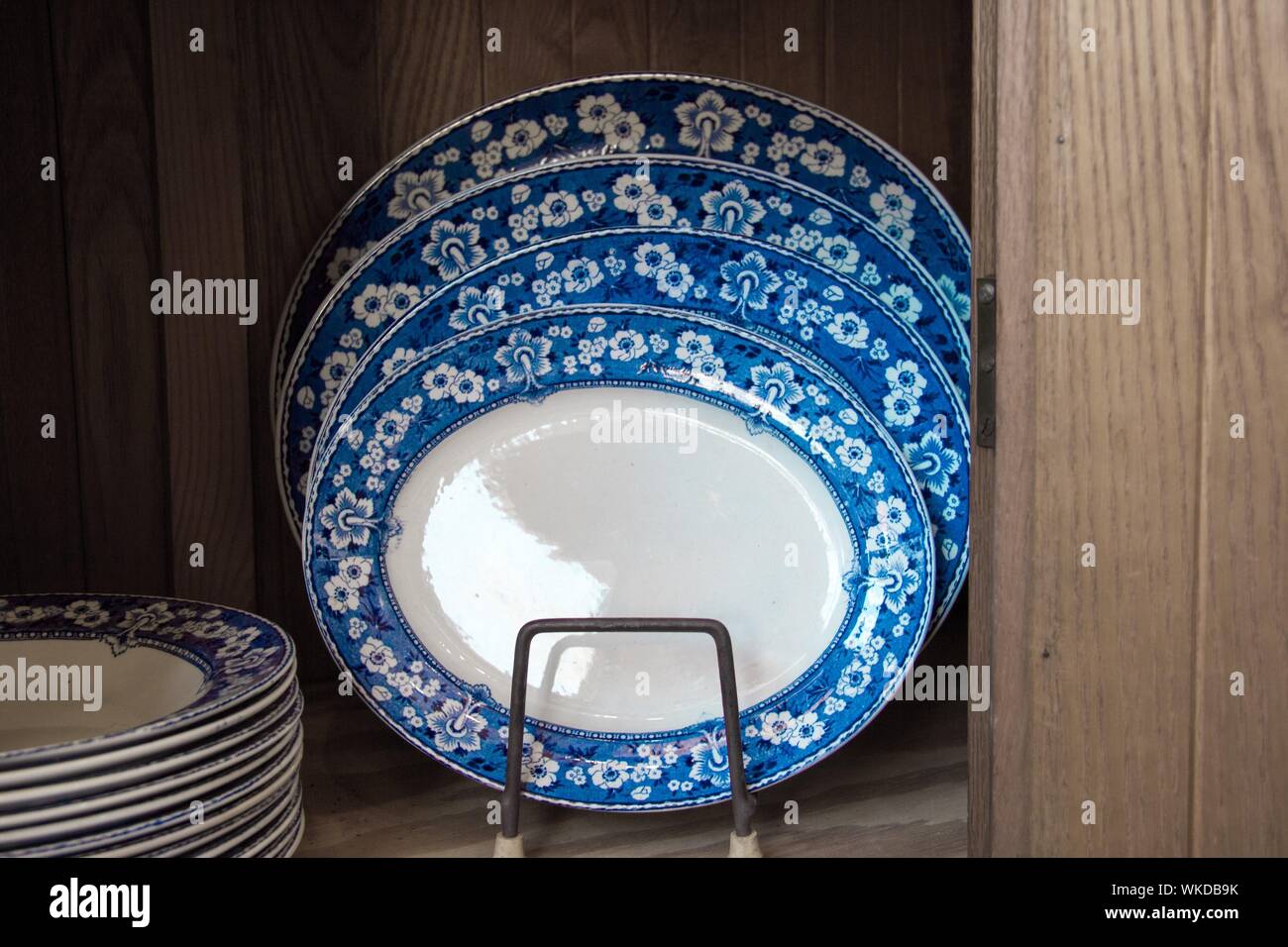 Blue plate rack hi-res stock photography and images - Alamy