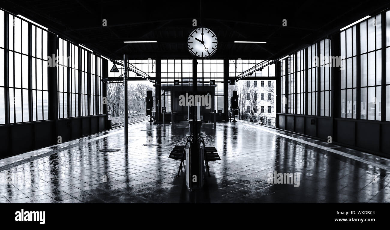 Clock railroad station platform clock hi-res stock photography and ...