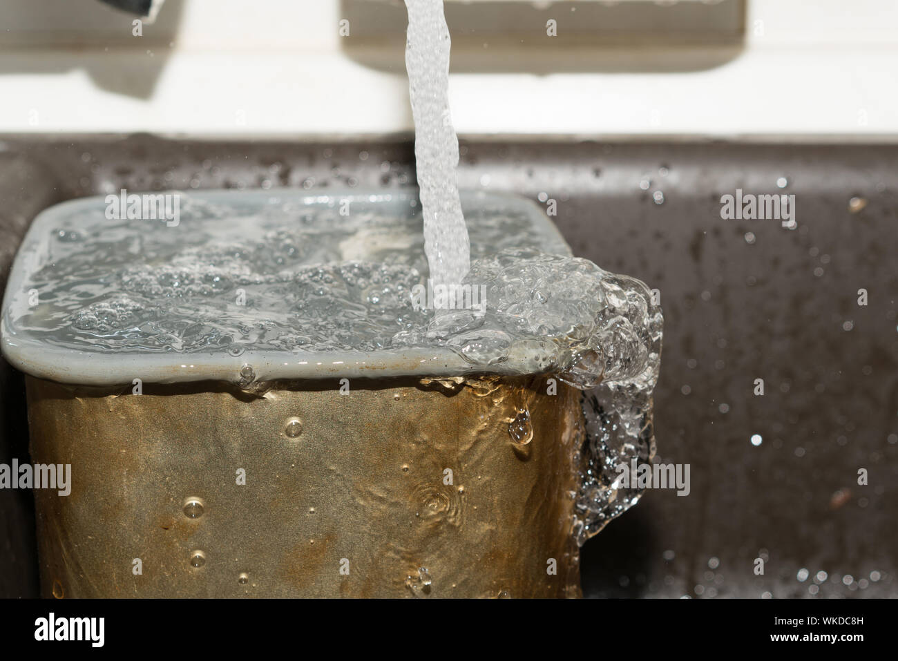 Bucket water feature hi-res stock photography and images - Alamy