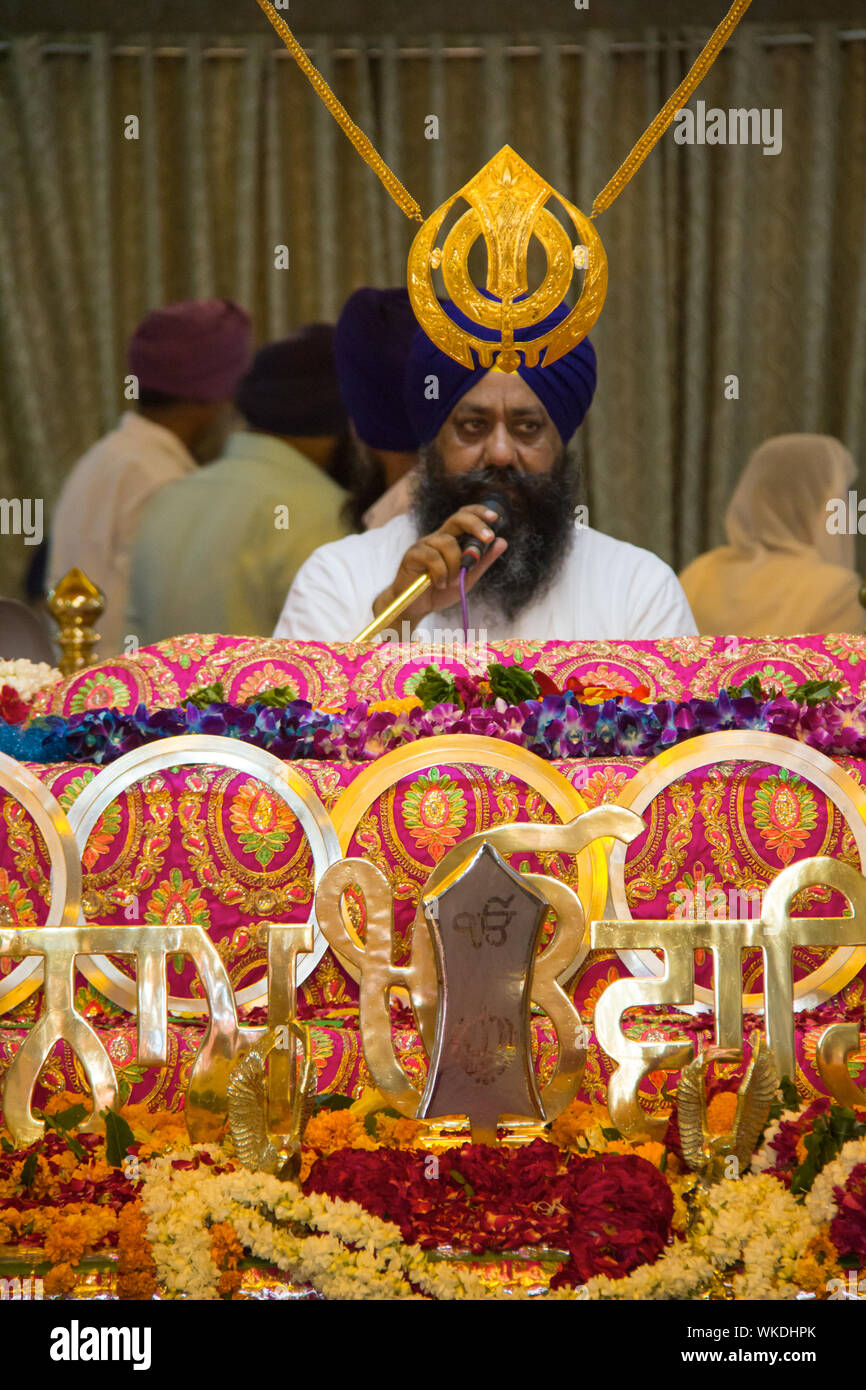 Sikh man praying gurudwara hi-res stock photography and images - Alamy