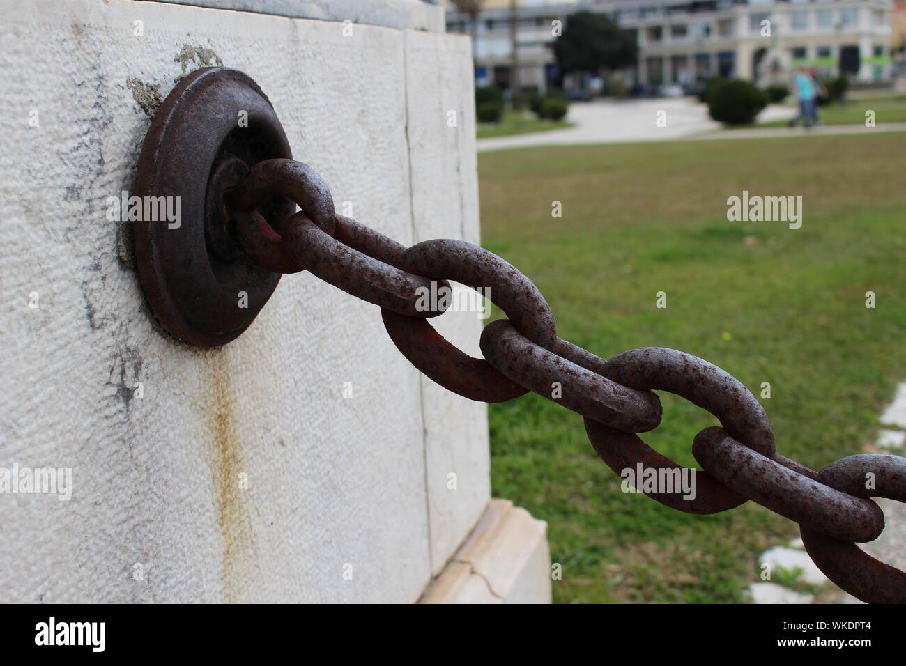 Old rusty hanging chain wall hi-res stock photography and images - Alamy