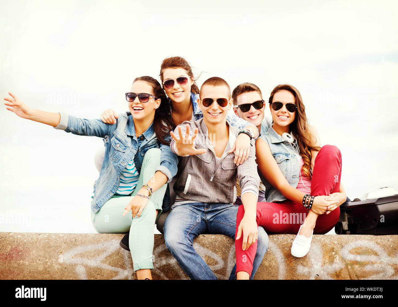 group of teenagers hanging out Stock Photo - Alamy
