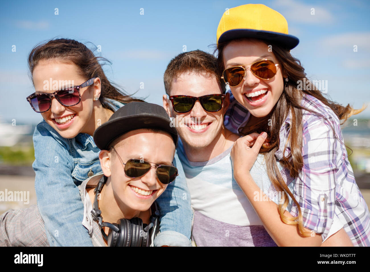 group of smiling teenagers hanging out Stock Photo - Alamy