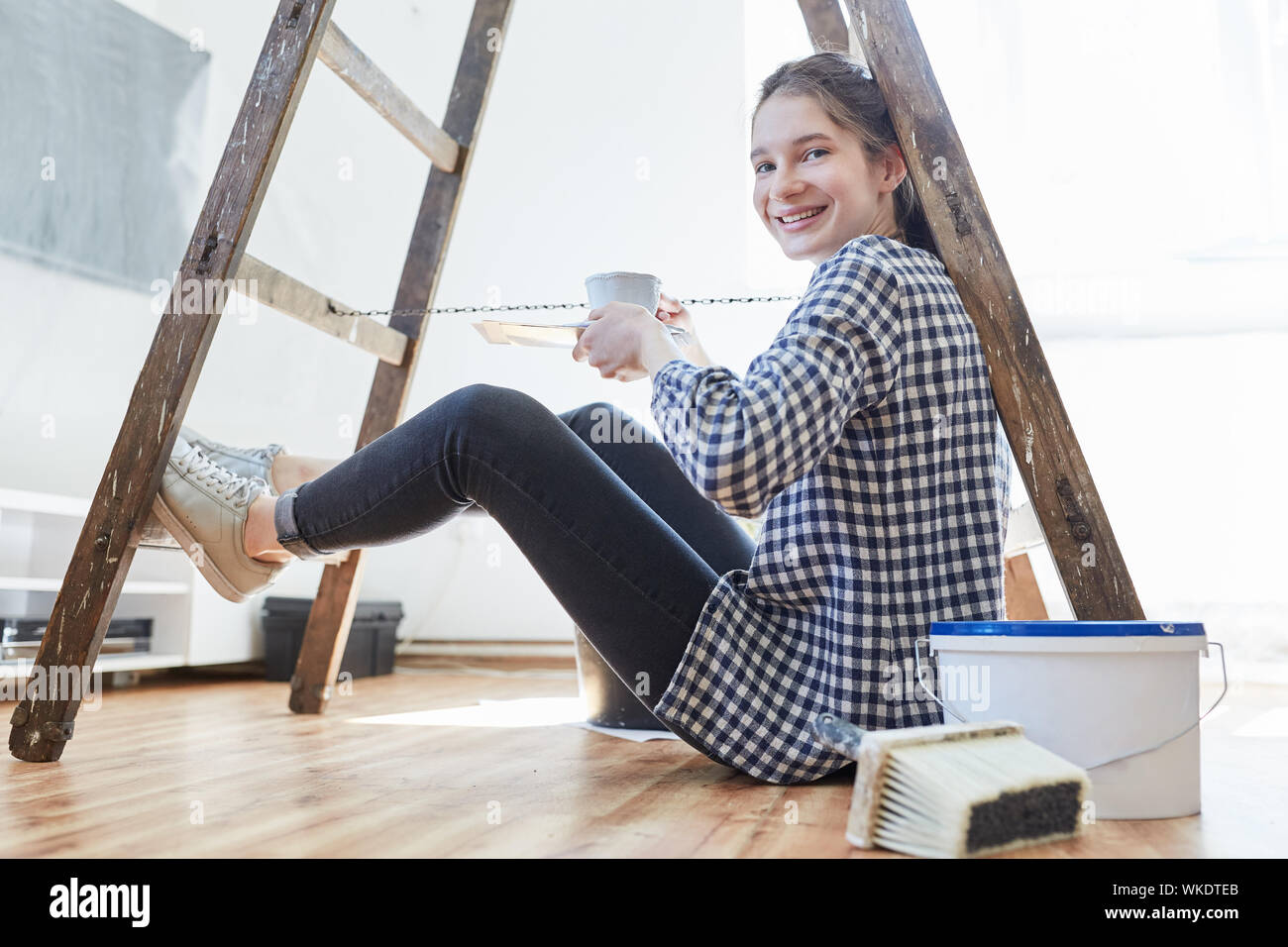 Woman makes coffee hi-res stock photography and images - Alamy