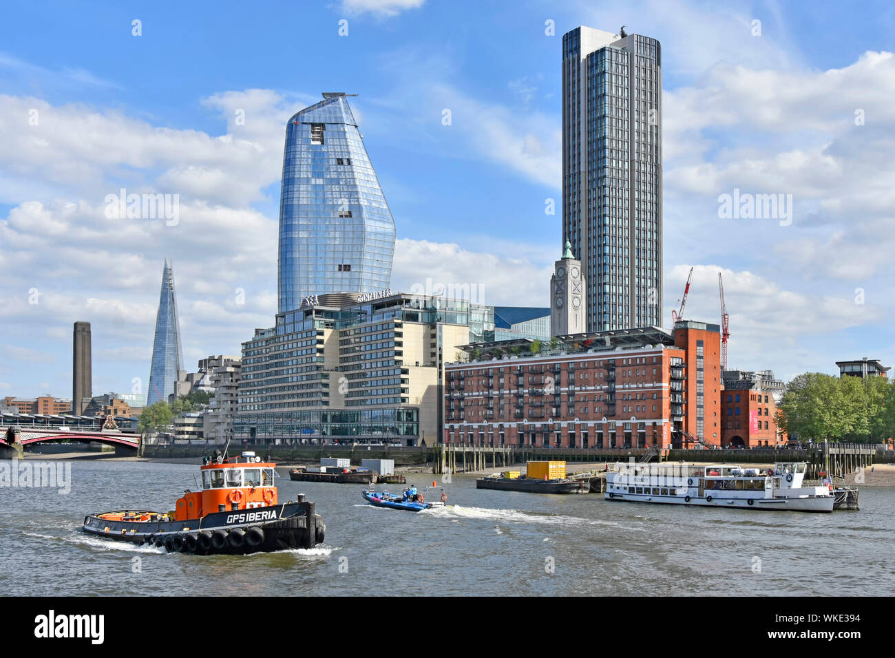 Modern skyscrapers and rivers hi-res stock photography and images - Alamy