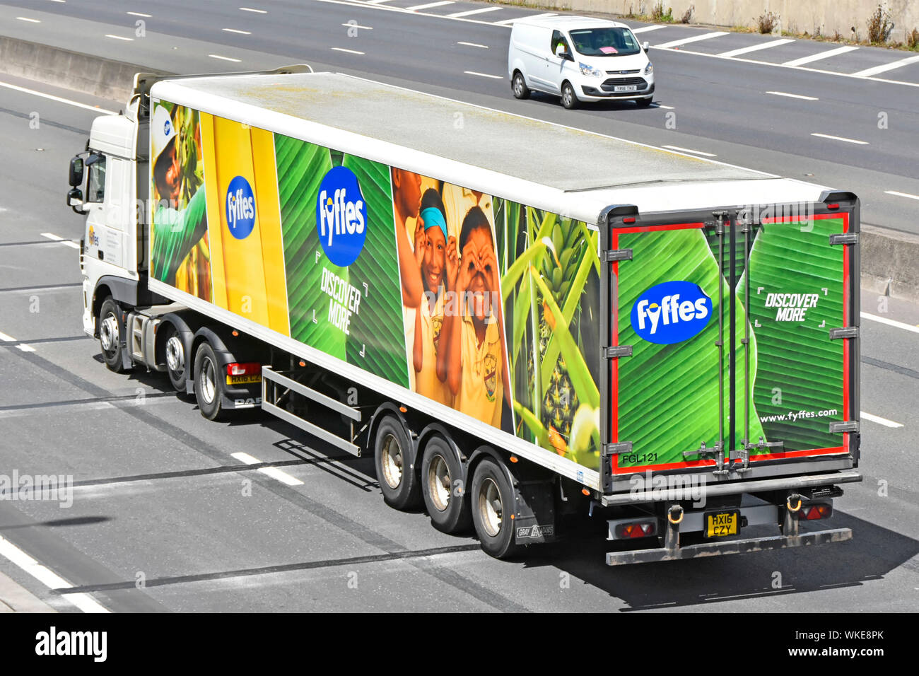 White articulated lorry hi-res stock photography and images - Alamy