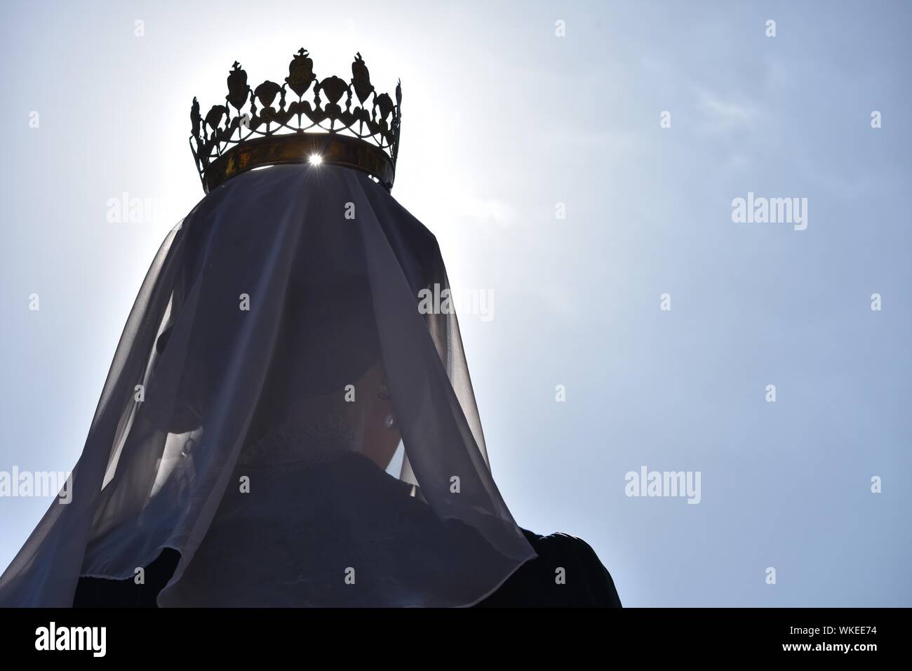 Queen with crown hi-res stock photography and images - Alamy