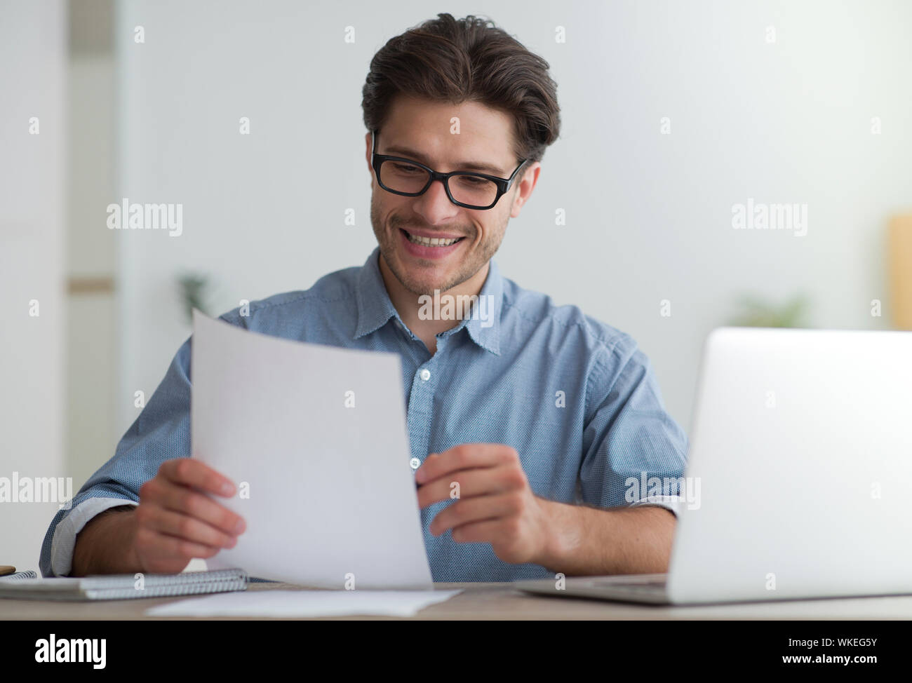 Entrepreneur reading hi-res stock photography and images - Alamy